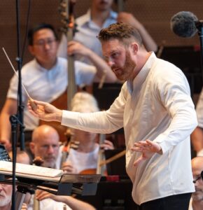 Chicago Classical Review » » Eloquent debuts for conductor Lewis, Clyne ...